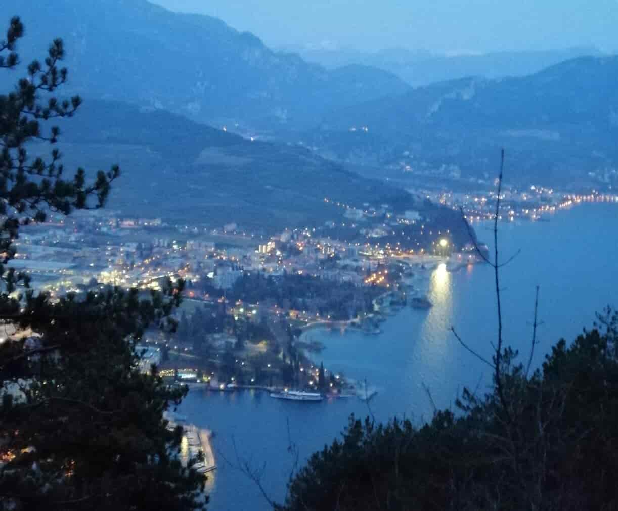 I ragazzi della Sat alla Capanna Santa Barbara al… chiaro di luna – La Busa