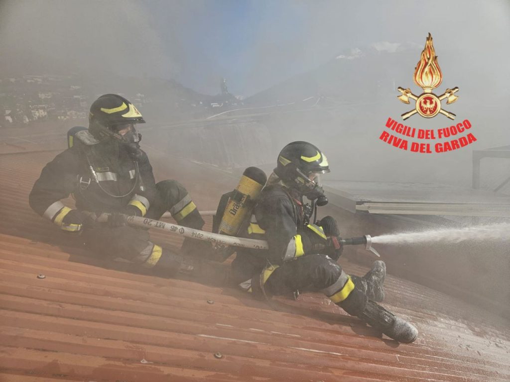 Incendio alla Cartiera Fedrigoni di Varone a Riva, 50 Pompieri per ...