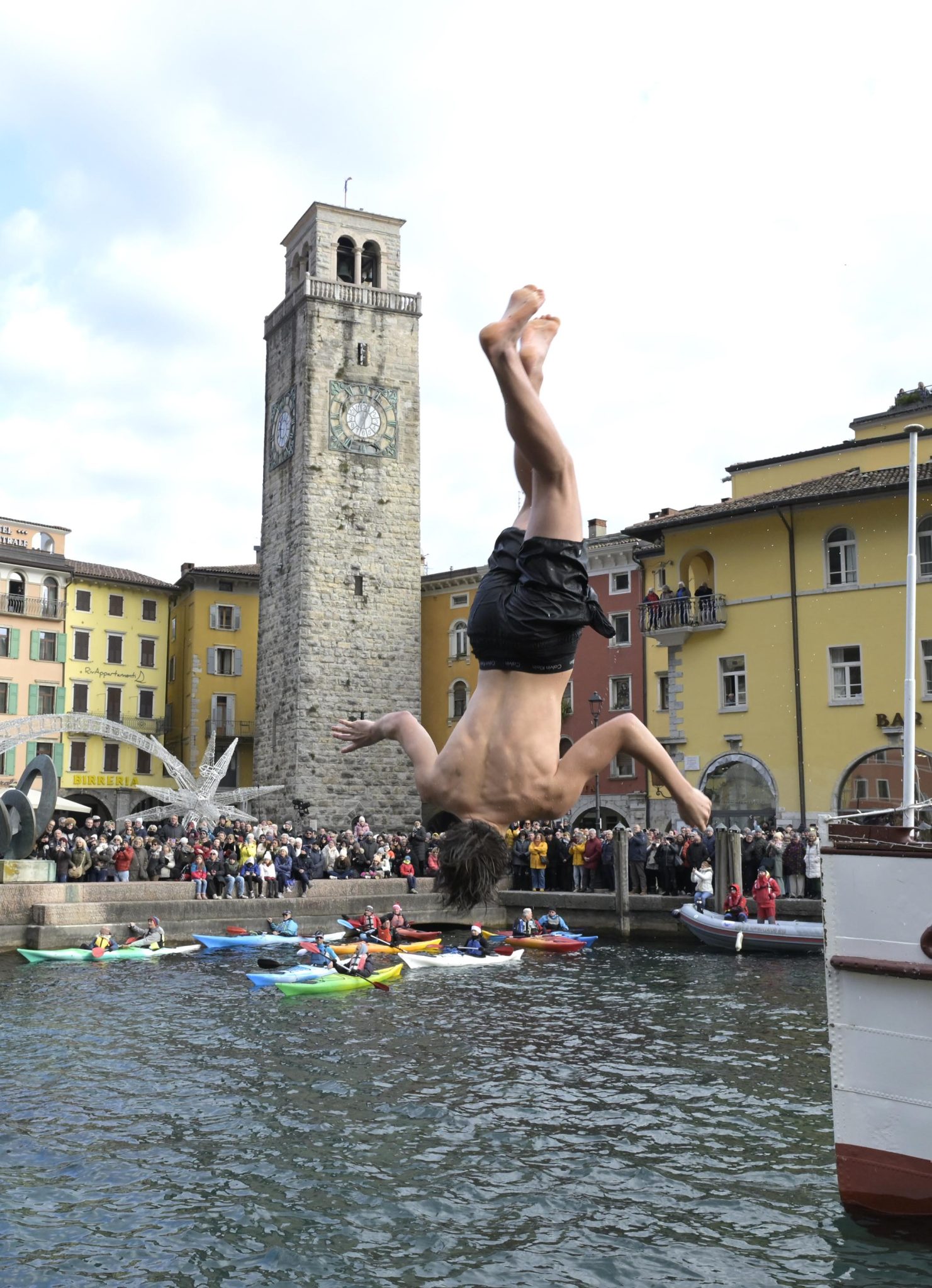 A Capodanno i temerari sfidano il Garda col tradizionale tuffo a Riva ...
